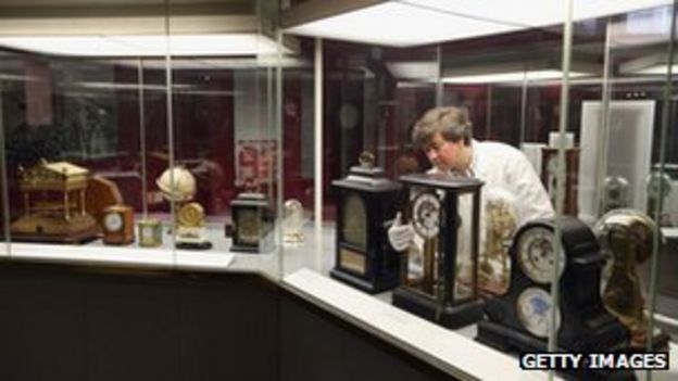 Clocks go back as Greenwich Mean Time returns - BBC News