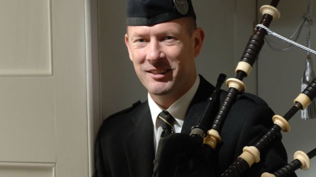 Angus MacColl wins Glenfiddich Piping Championships - BBC News