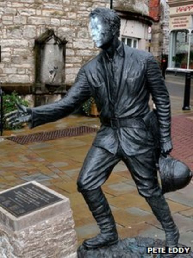 HM Stanley statue in Denbigh has face daubed in white - BBC News