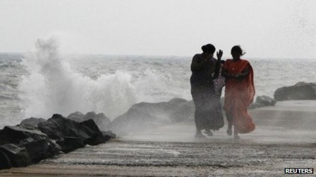 Southern India and Sri Lanka on cyclone alert - BBC News