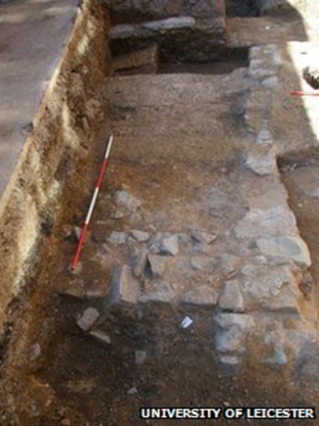 Richard III dig: Female remains could be Greyfriars benefactor - BBC News