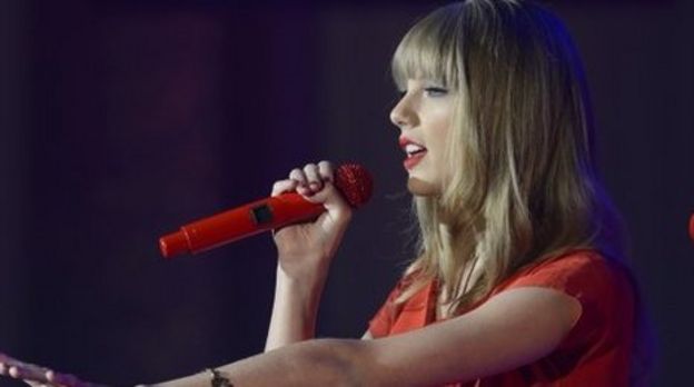 Fan mail sent to Taylor Swift found in a recycling bin - BBC News