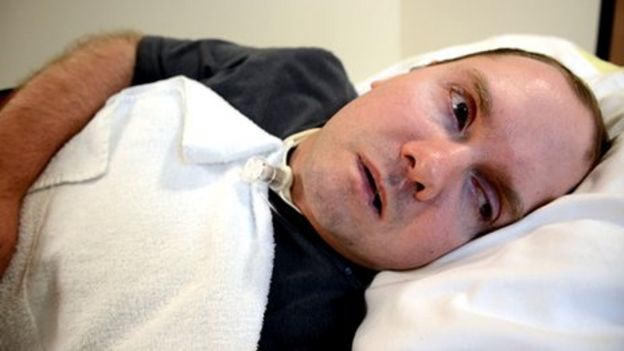 Vegetative patients show glimmers of consciousness - BBC News