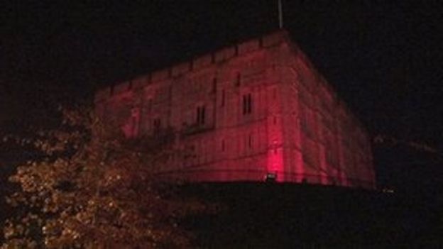 Remembrance Day: Norwich Castle in red light tribute - BBC News