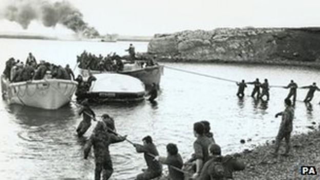 Falklands governor Sir Rex Hunt dies - BBC News