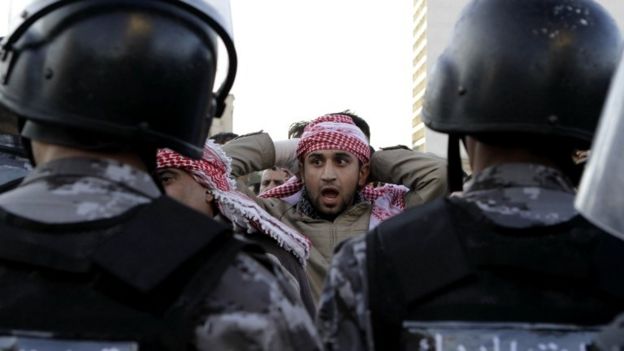 Jordan unrest: Clashes after fuel protest - BBC News