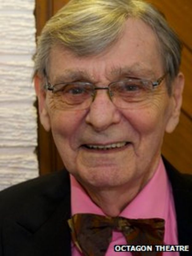 Bolton theatre founder Robin Pemberton-Billing dies - BBC News