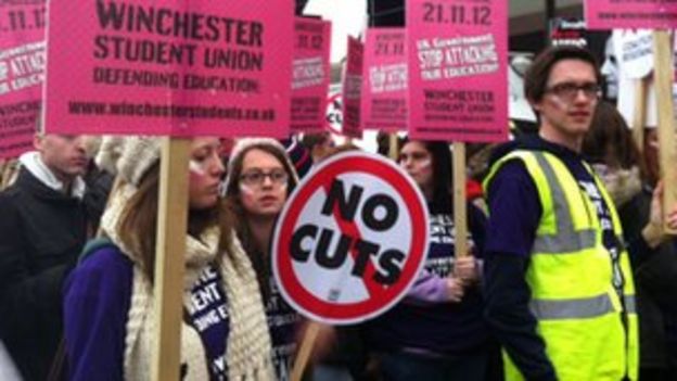 Students march in London protest - BBC News