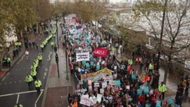 Students march in London protest - BBC News