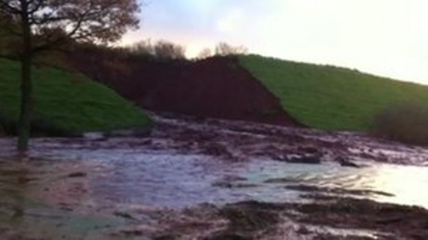 Devon villages 'cut off' after flooding - BBC News