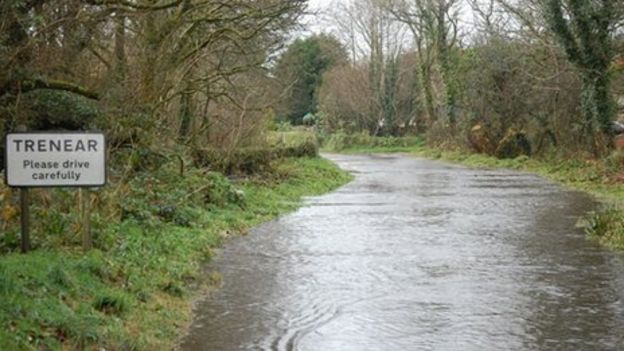 Floods bring chaos to Cornwall after heavy rain - BBC News