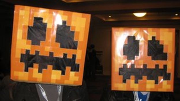 Minecraft fans gather for Minecon in Paris - BBC News