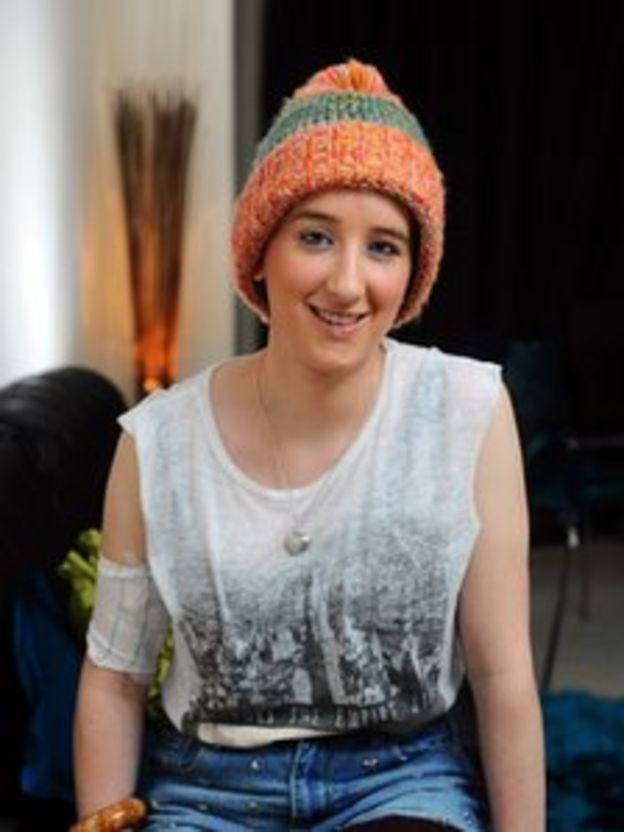 Rhianna Thomas's growth is rare cancer Ewing's Sarcoma - BBC News