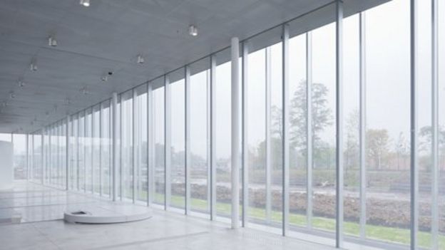 Louvre opens new wing in the north - BBC News