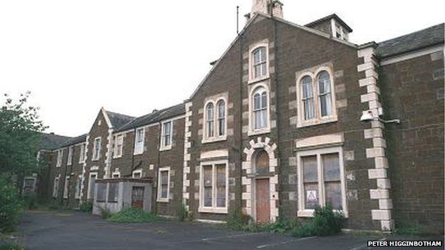 Mass grave found at Irvine building site - BBC News