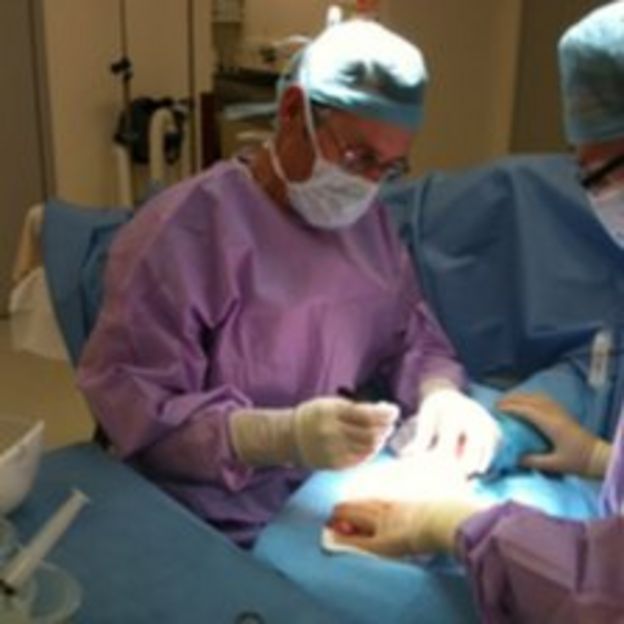 The surgeons who are not doctors - BBC News