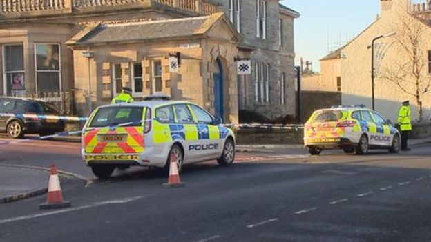 Police in North Berwick investigate street death - BBC News