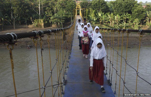Picture power: Collapsed bridge - BBC News