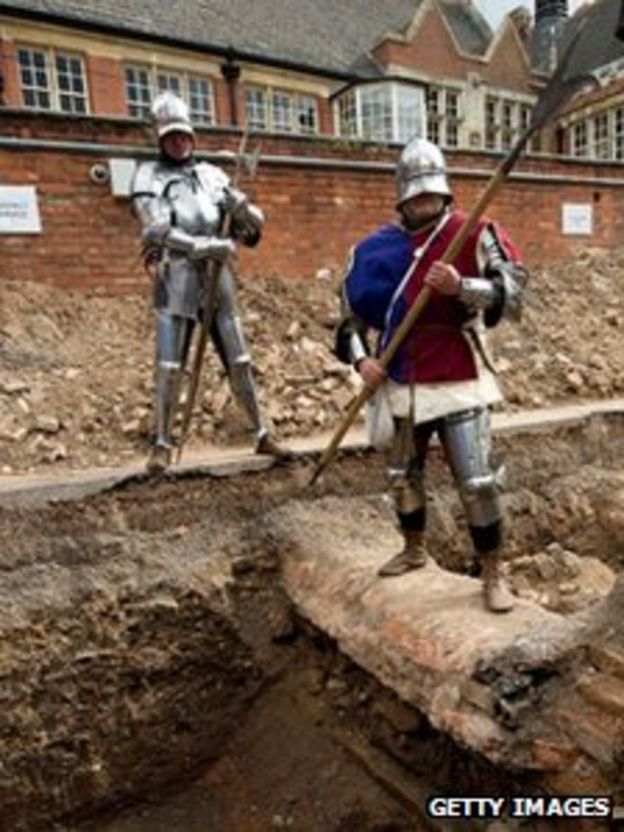 Richard III dig: Tests on bones continue - BBC News