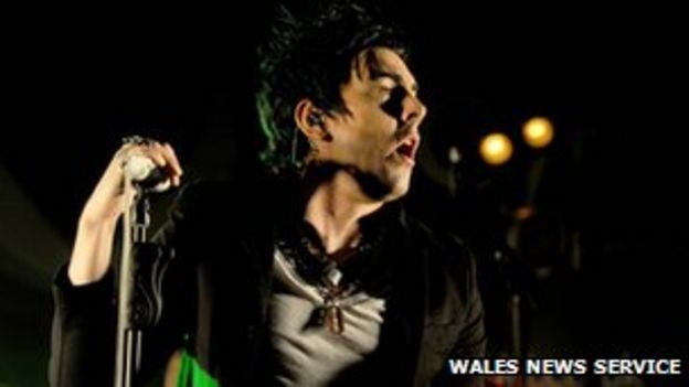 Lostprophets rock star Ian Watkins in court on child sex charges - BBC News
