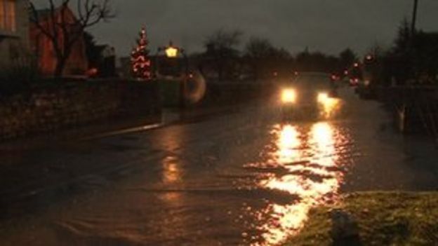 Heavy rain leads to rising rivers in North Yorkshire - BBC News