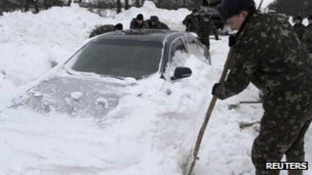 Dozens die in Ukraine's cold snap - BBC News