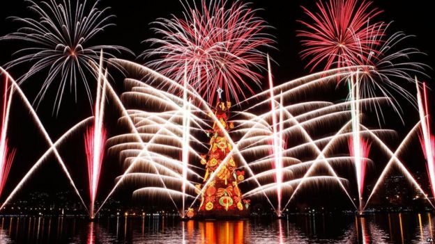 Pictures: Christmas trees around the world - BBC Newsround