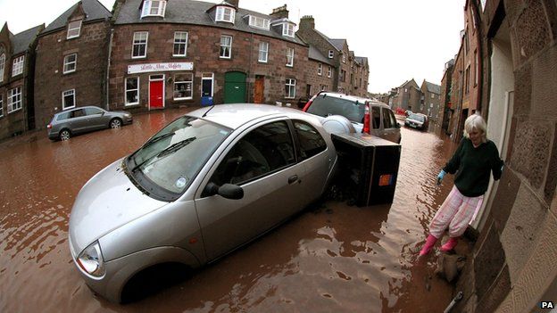Christmas flooding threat eases - BBC News