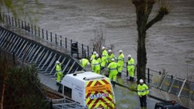 Christmas flood risk remains with rain set for days - BBC News