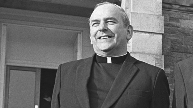 Cardinal Tomás Ó Fiaich: Blue plaque tribute to church leader - BBC News