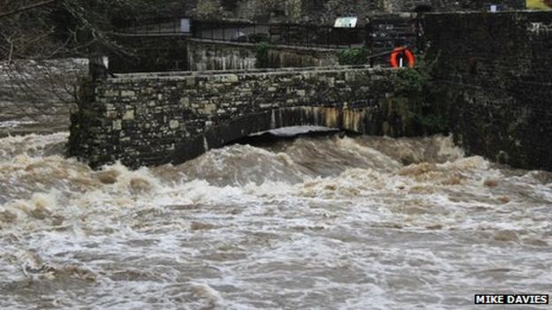 Wales floods: Flooding sparks more travel disruption - BBC News