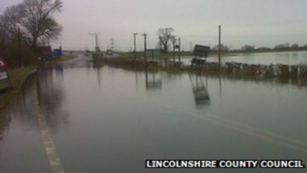 Flood-hit Dunham Bridge in Lincolnshire reopens - BBC News