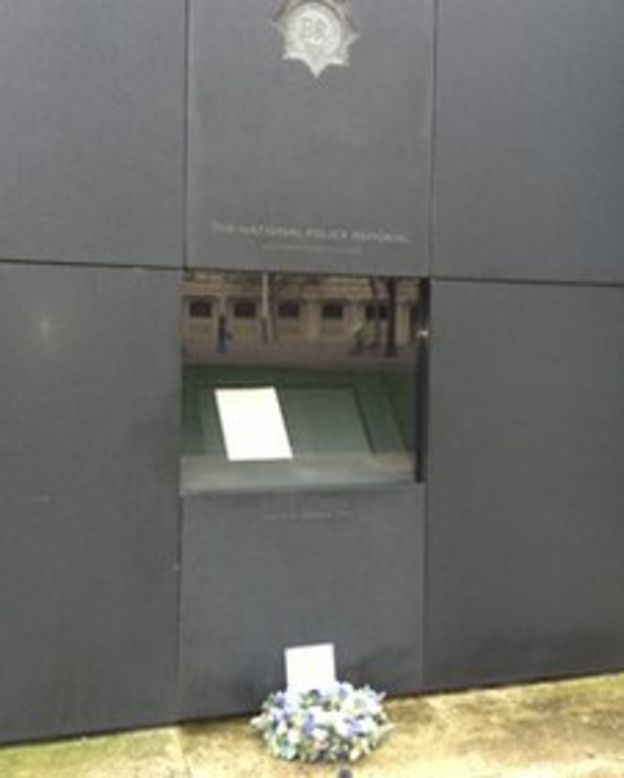 PC Andrew Bramma death: Hundreds sign condolence book - BBC News