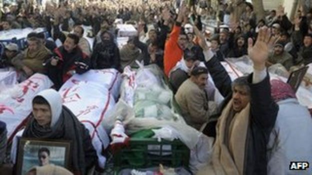 Pakistan blasts: Government tries to placate Shia protesters - BBC News