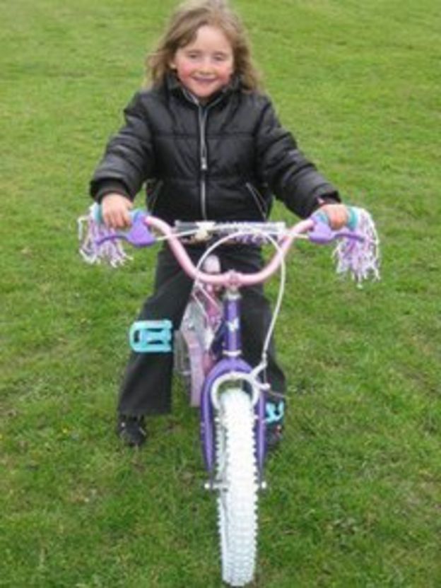 April Jones: Bicycle photo of missing girl released - BBC News