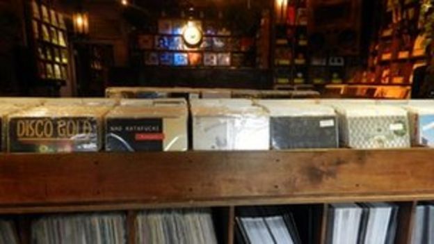 Crate digging and the resurgence of vinyl - BBC News