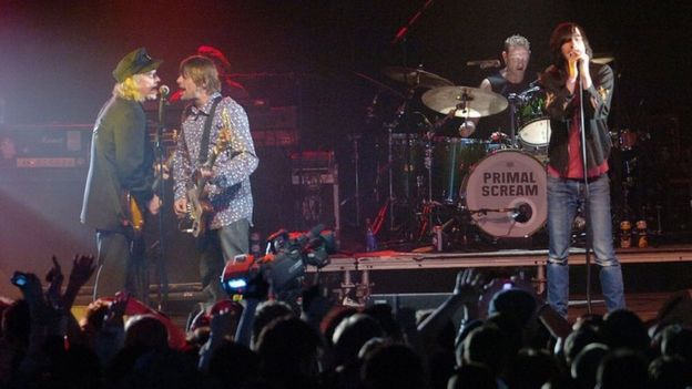 Primal Scream guitarist Robert 'Throb' Young dies - BBC News