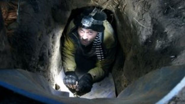 Bexhill-to-Hastings road protester let back in tunnel - BBC News