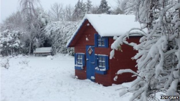 Somerset snow: Schools close and travel disrupted - BBC News