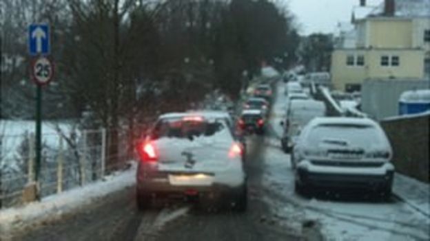 Snow closes Guernsey Airport for eight hours - BBC News