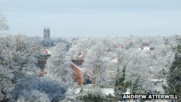 Suffolk weather: Snowfall causes schools to close - BBC News