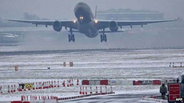 Heathrow Airport: Snow stops one in 10 flights - BBC News