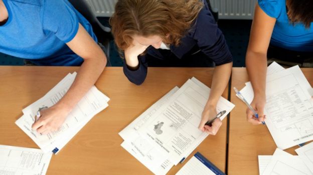 Students complain of bad A-level advice for degree path - BBC News