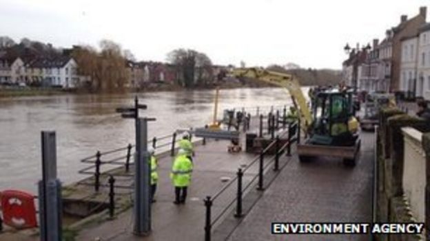 Worcestershire Flood Barriers Put Up As River Levels Rise Bbc News