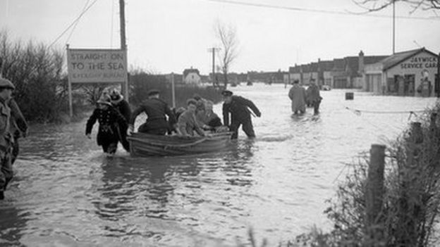 Hunstanton honours USAF squadron for 1953 floods rescue - BBC News