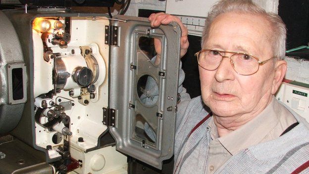 Aldeburgh Cinema's 80-year-old 'oldest' projectionist - BBC News