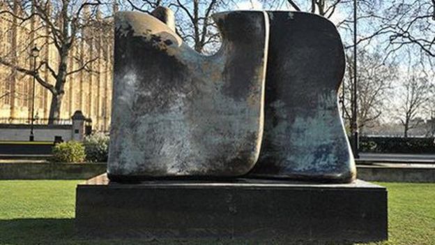 Henry Moore's Castleford birthplace gets blue plaque - BBC News