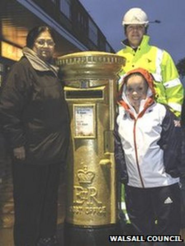 Ellie Simmonds's gold postbox put under night spotlight - BBC News