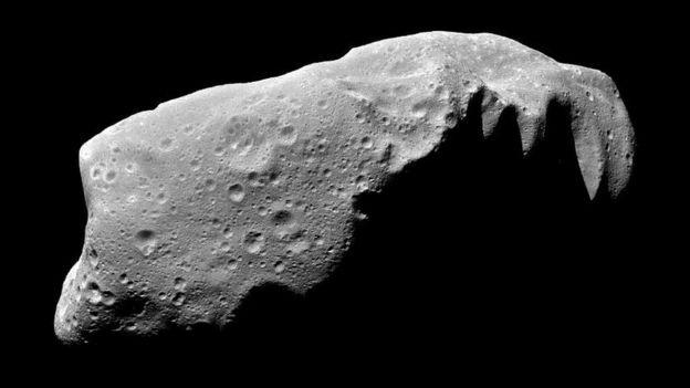 Nasa: Asteroid 2014 RC flies past Earth - BBC News