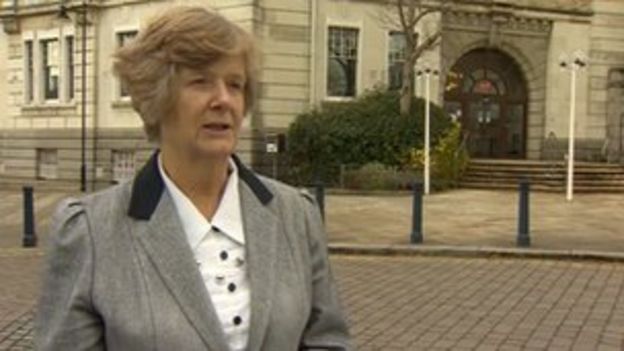 Kent freezes council tax but cuts 100 jobs - BBC News
